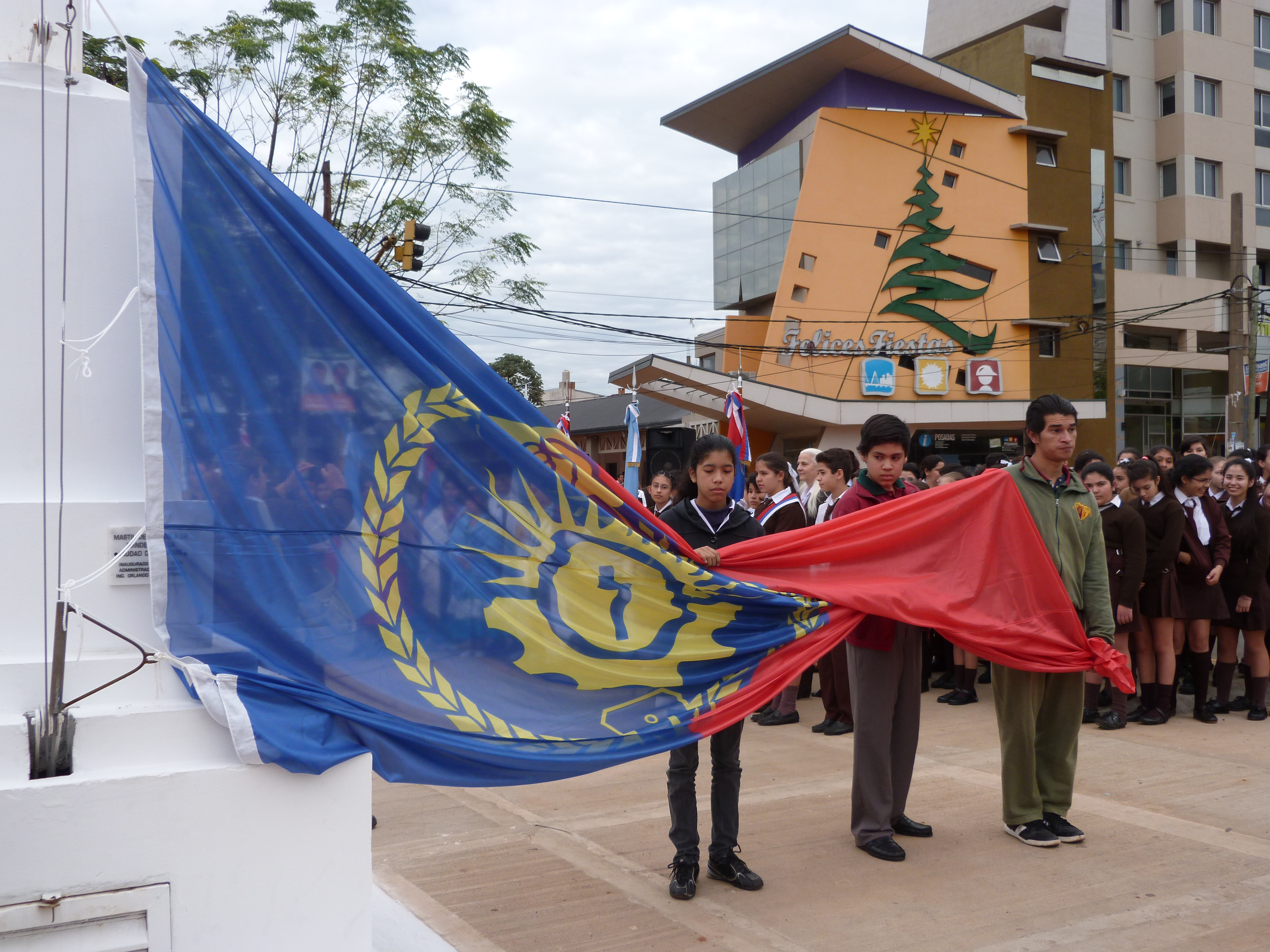 Ya flamea la bandera de Posadas en el mástil de Mitre y Uruguay ...