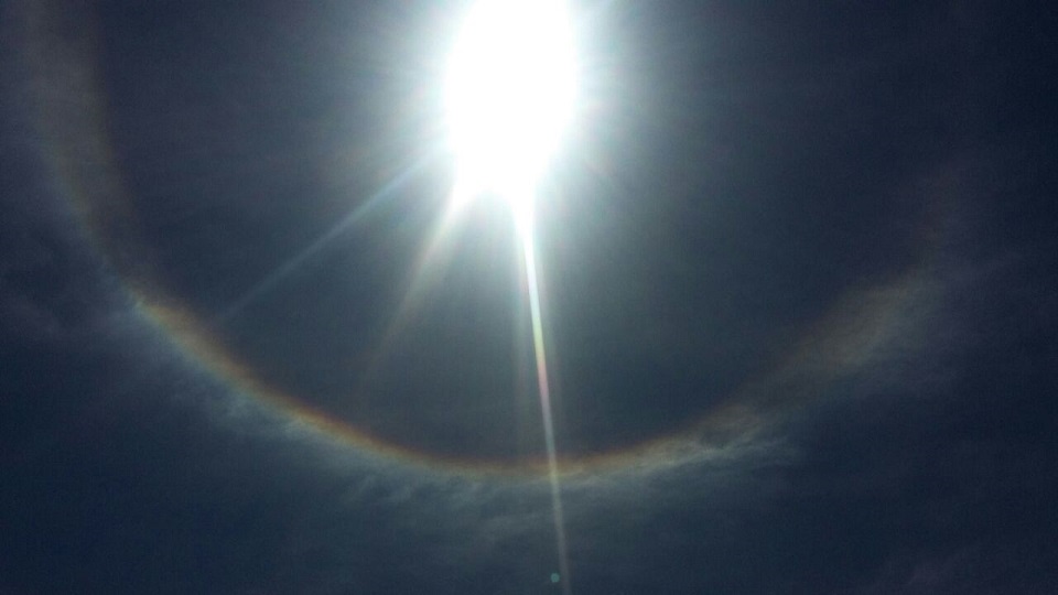Un halo alrededor del sol con los colores del arco iris sorprendió en ...
