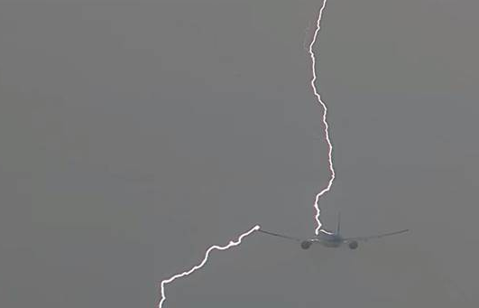 Video: un rayo impactó contra un avión en pleno vuelo - MisionesOnline