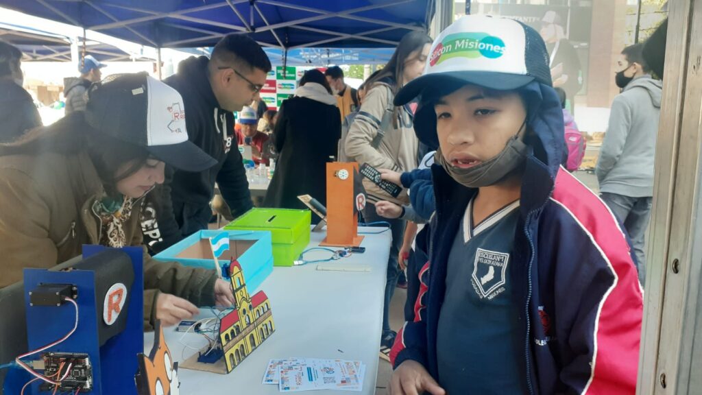 Estudiantes y docentes disfrutan del Meeting Disruptivo, una feria de ...