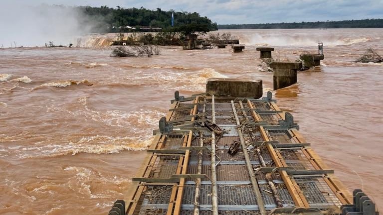 Así quedó la pasarela de la Garganta del Diablo en las Cataratas del ...