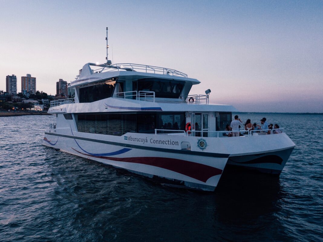 Un paseo en catamarán único en Posadas: disfrutá del Paraná Golden Hour ...