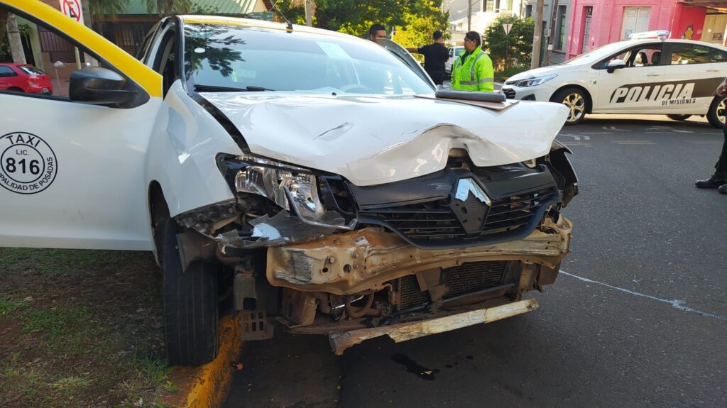Fuerte choque en el microcentro de Posadas entre un taxi y un auto ...