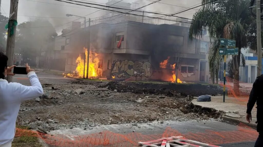 Buenos Aires | Municipales arreglaban el asfalto, explotó un caño de ...