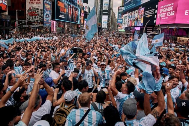 El impresionante banderazo de miles de hinchas argentinos en Nueva York ...