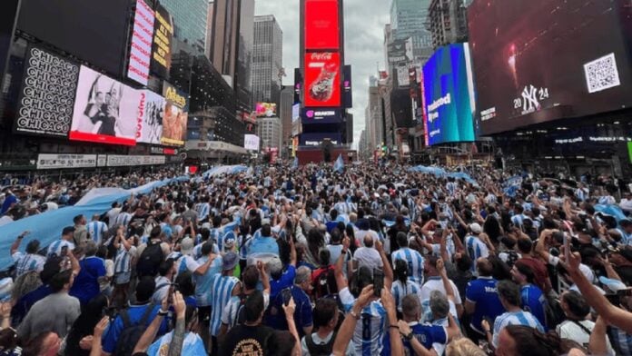 El impresionante banderazo de miles de hinchas argentinos en Nueva York ...