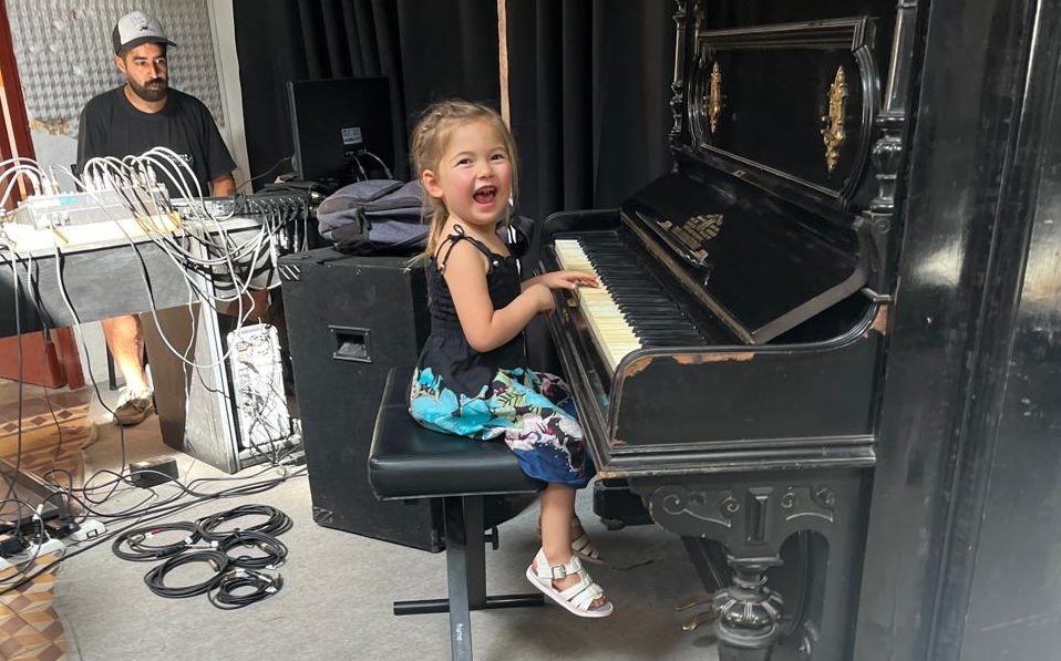 Naila tiene 5 años, canta y toca “El Cosechero” junto a su coro y ...