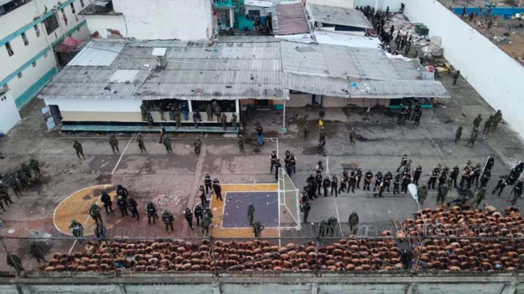 Motín en una cárcel de Ecuador dejó al menos 31 muertos