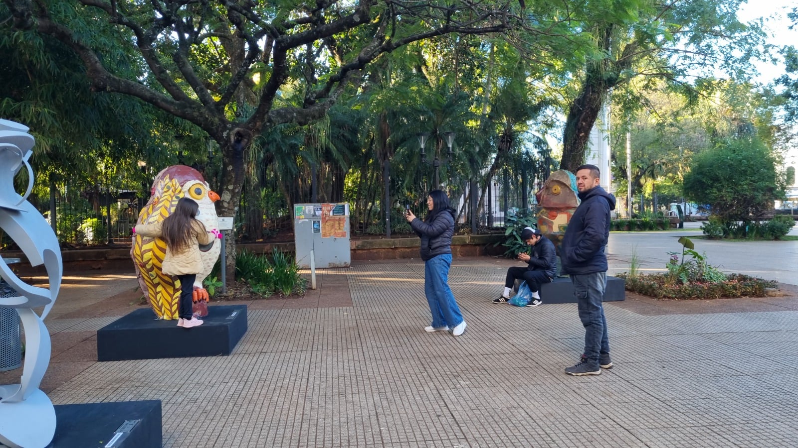 Exhiben la muestra “Vida entre Árboles” en la plaza 9 de Julio de ...