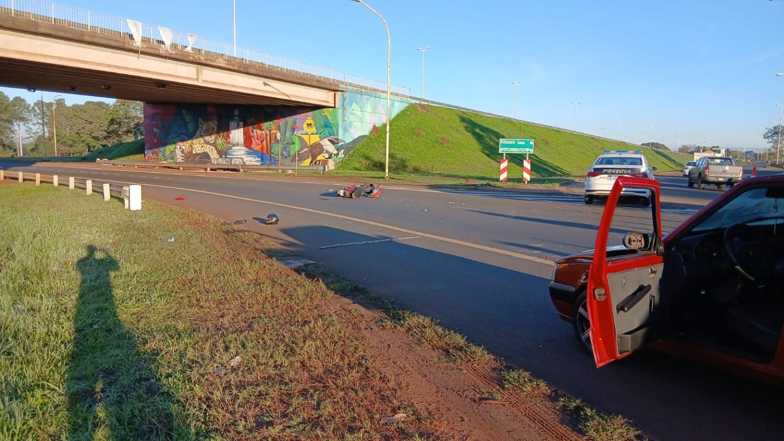 Choque entre una moto y un automóvil dejó un herido en Garupá ...